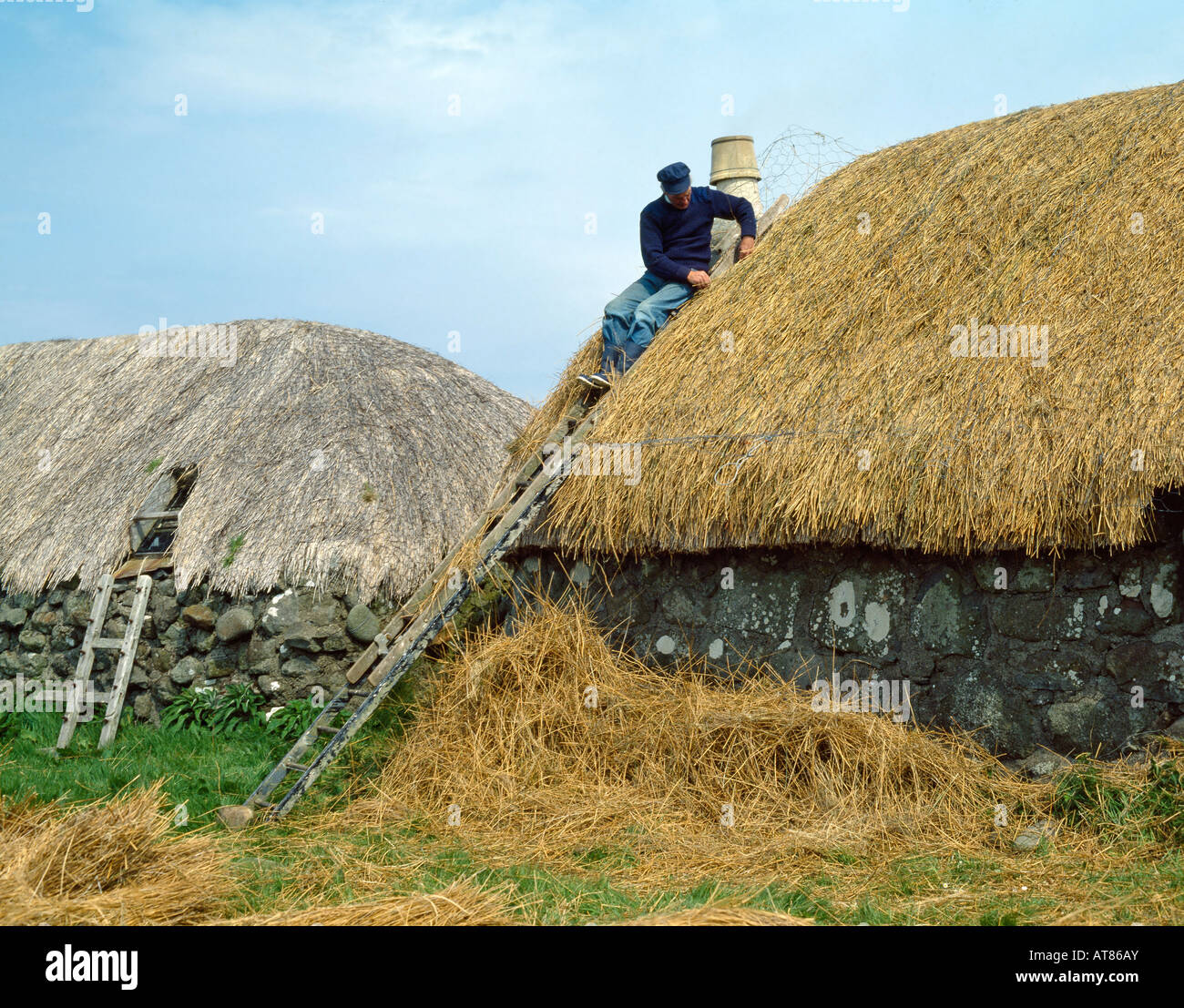 Thatching traditional Hebridean black house Stock Photo - Alamy