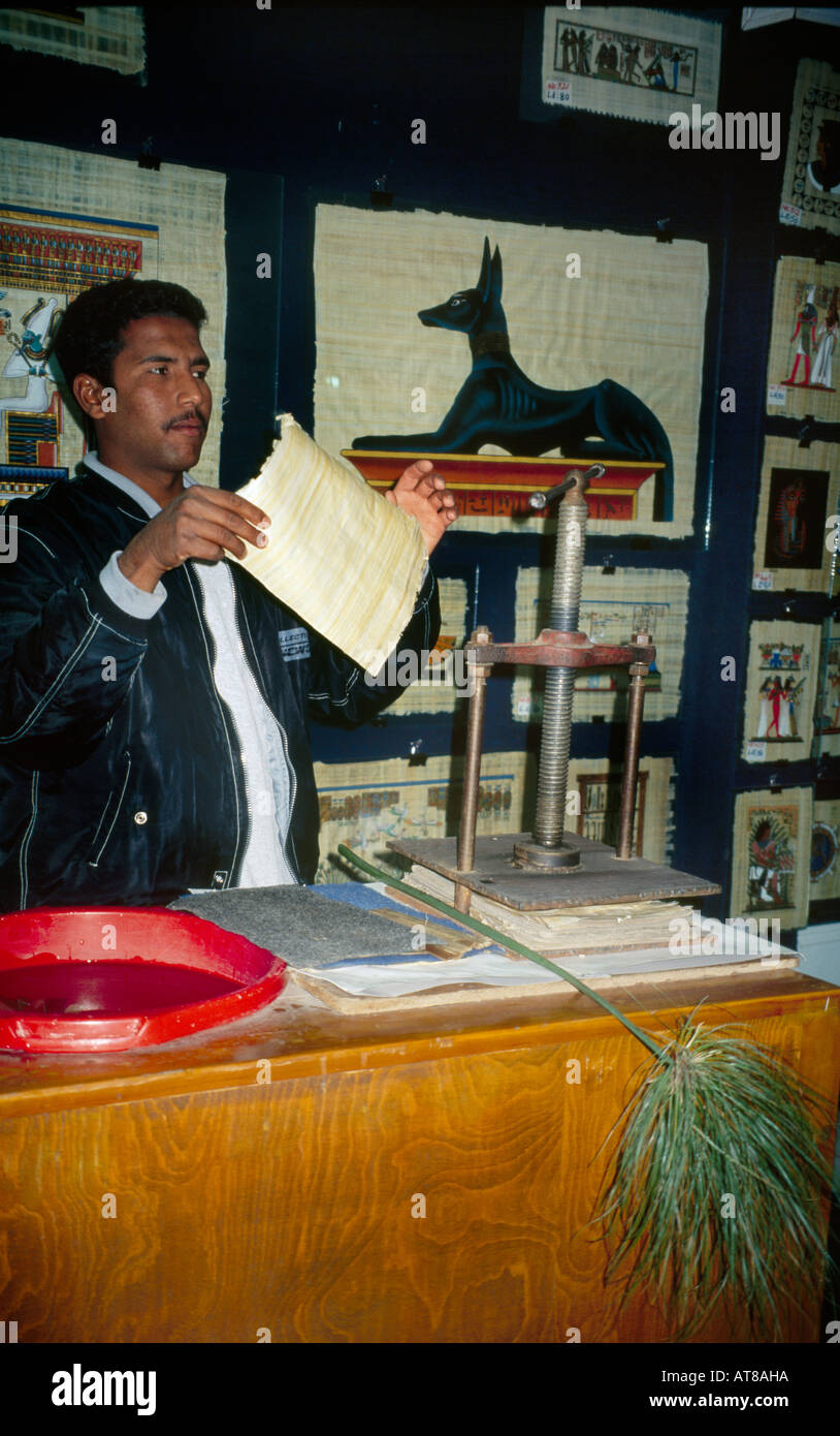 Papyrus paper making hi-res stock photography and images - Alamy