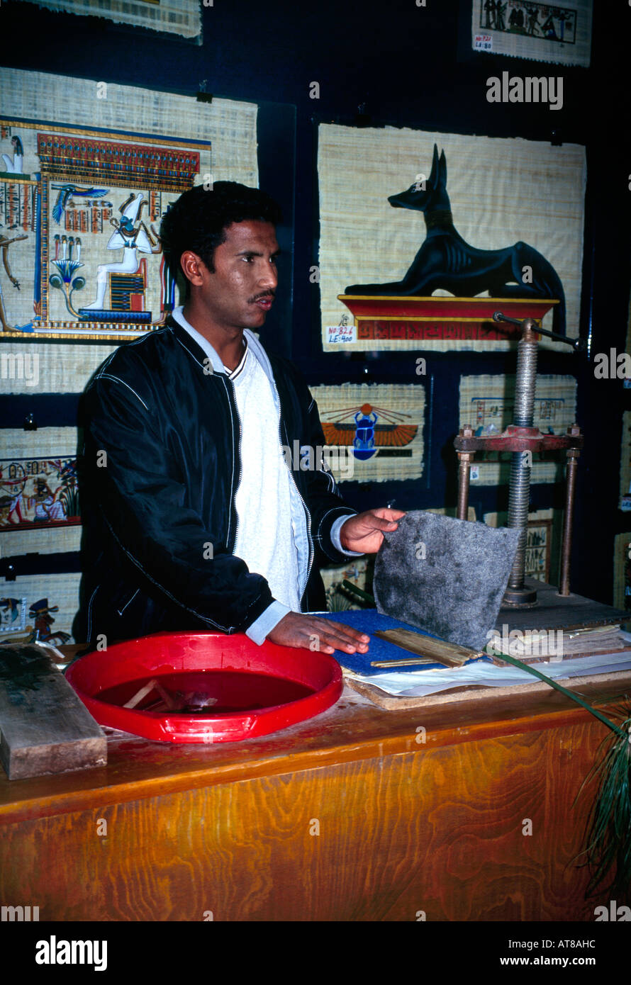 Papyrus paper making hi-res stock photography and images - Alamy