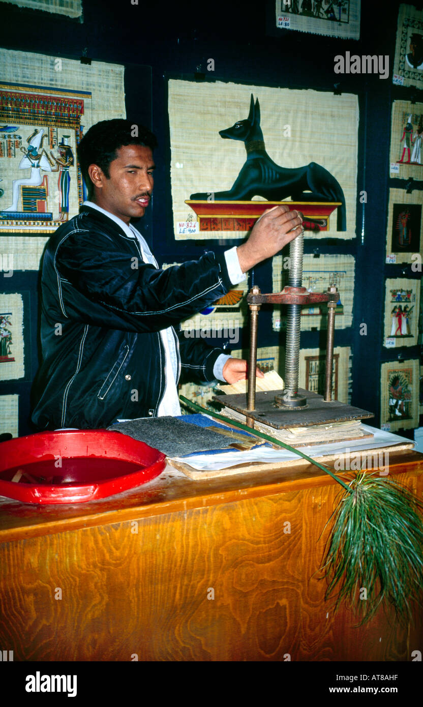 Papyrus paper making hi-res stock photography and images - Alamy