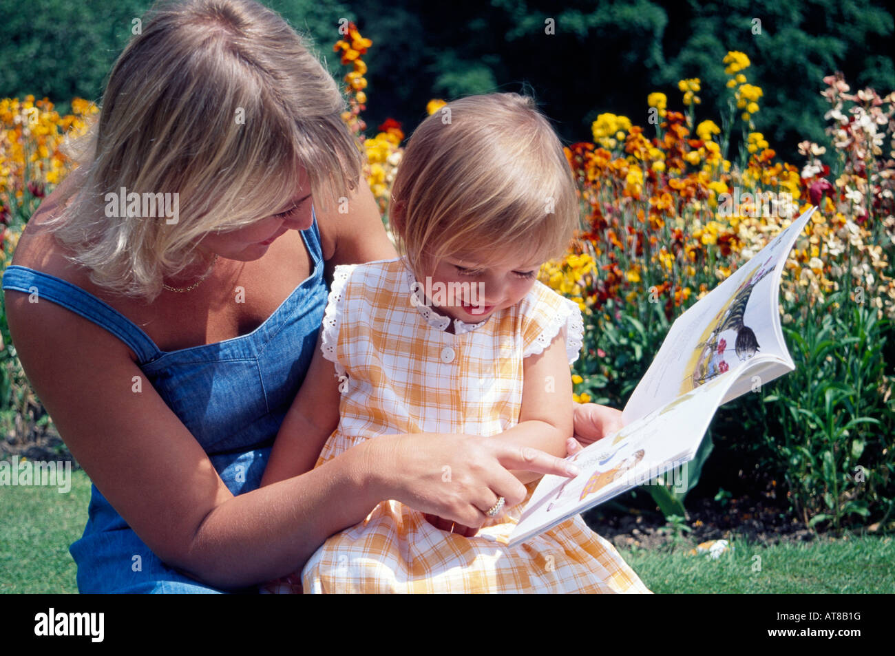Mother and child reading Stock Photo - Alamy