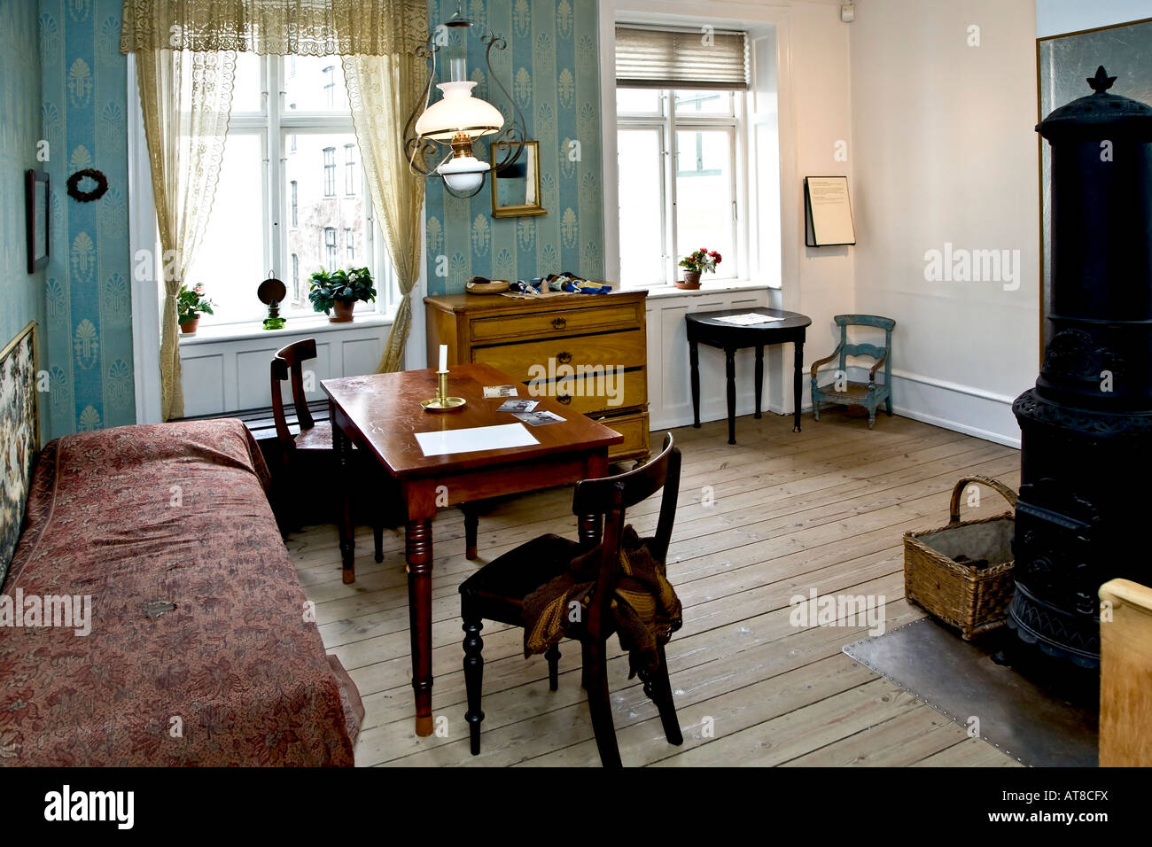Old fashioned living room hi-res stock photography and images - Alamy