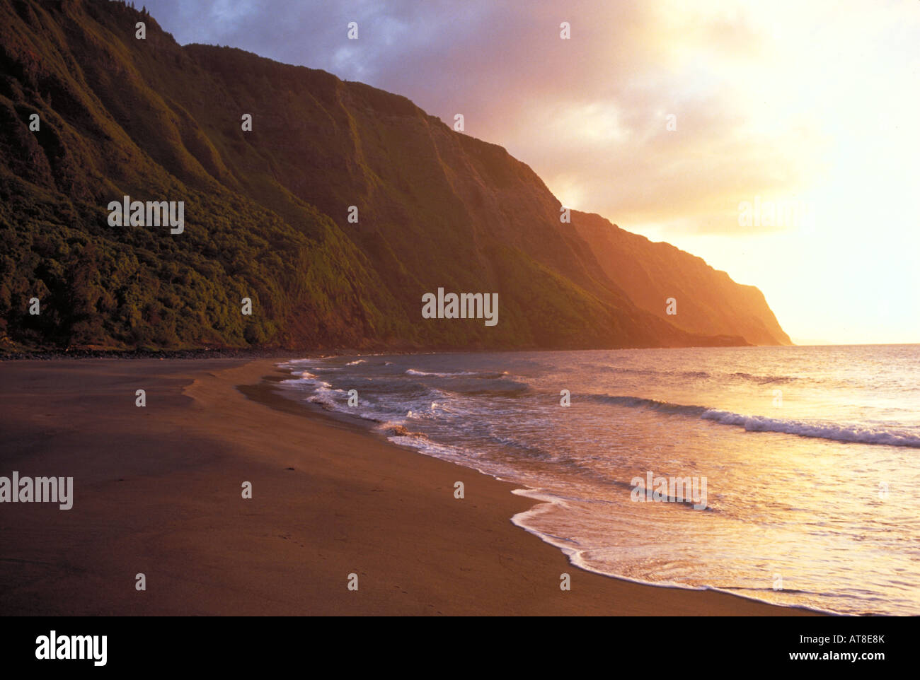 Kalaupapa peninsula beach sunset hi-res stock photography and images ...