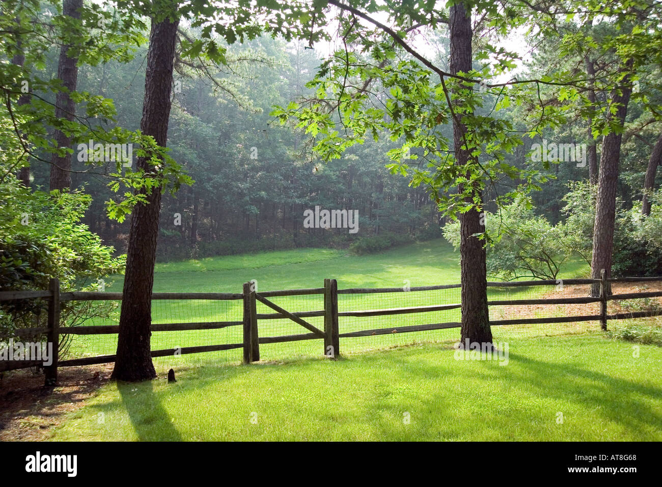 Rustic fence borders hi-res stock photography and images - Alamy