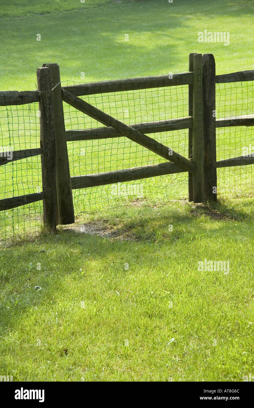 Rustic fence borders hi-res stock photography and images - Alamy
