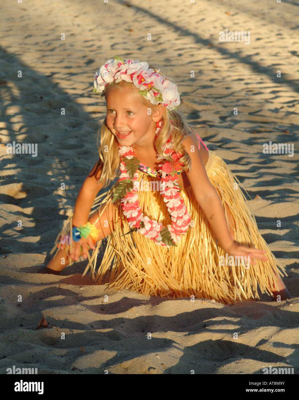 Hula dancing children hawaii hi-res stock photography and images - Alamy