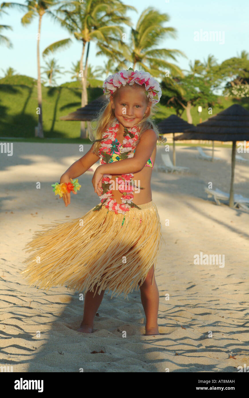 Hula dancing children hawaii hi-res stock photography and images - Alamy