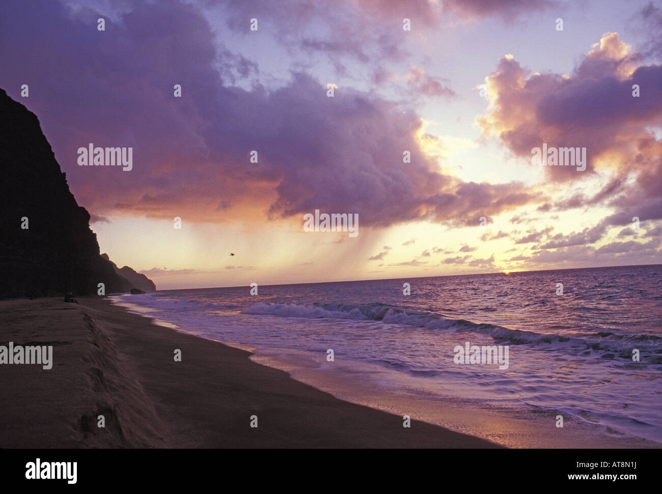 Sunset on remote beach hi-res stock photography and images - Alamy
