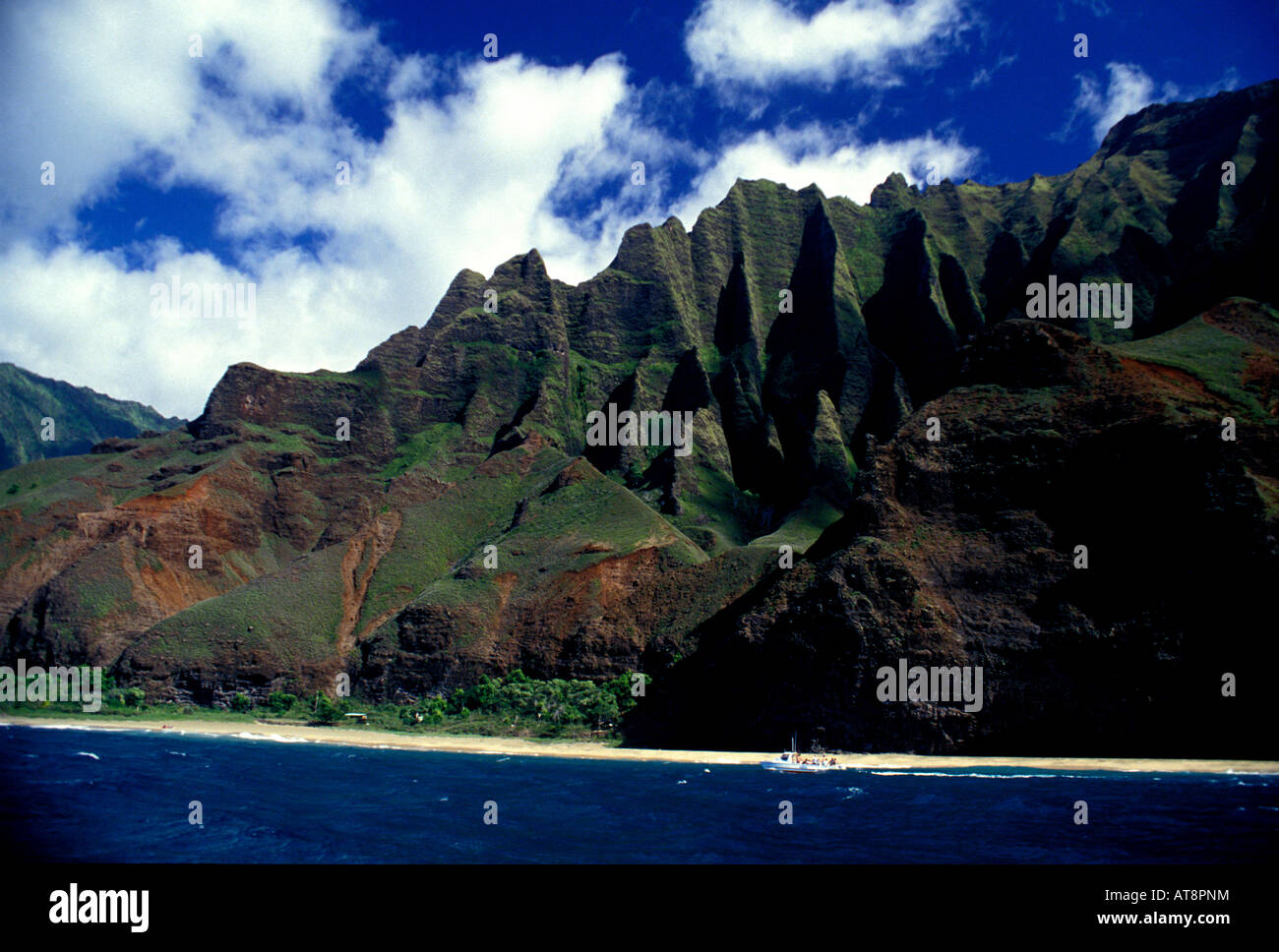 The stunning lush green cliffs of the Na Pali Coastline on Kauai's ...