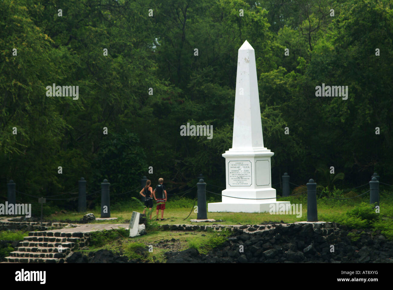 Kayakers looking at the Captain James Cook monument at Kealakekua bay ...