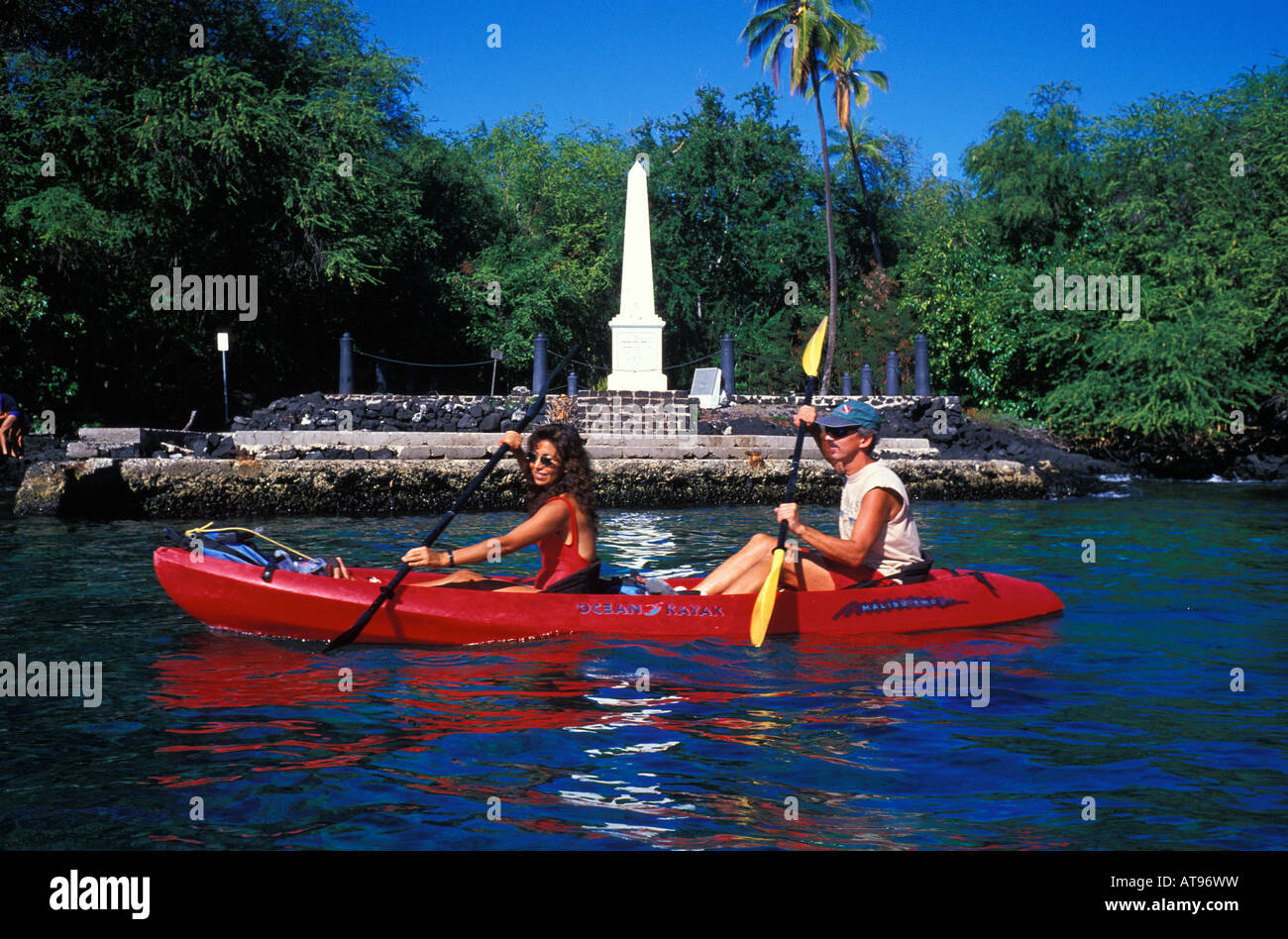 Kayaking to the Captain Cook Monument, Kealakekua Bay Stock Photo - Alamy