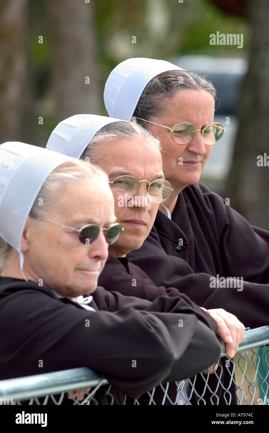 Amish activities at their winter quarters at Pinecraft Village Sarasota ...