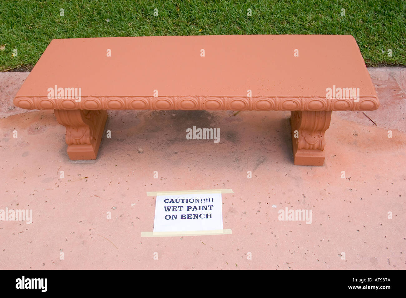 Sign warning against sitting on a freshly painted bench Stock Photo - Alamy