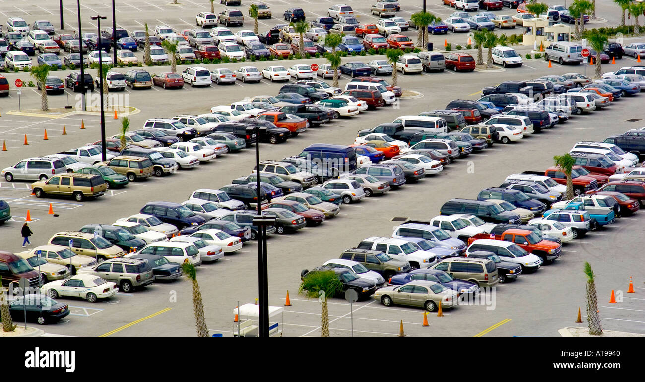 Crowded full parking lot hi-res stock photography and images - Alamy