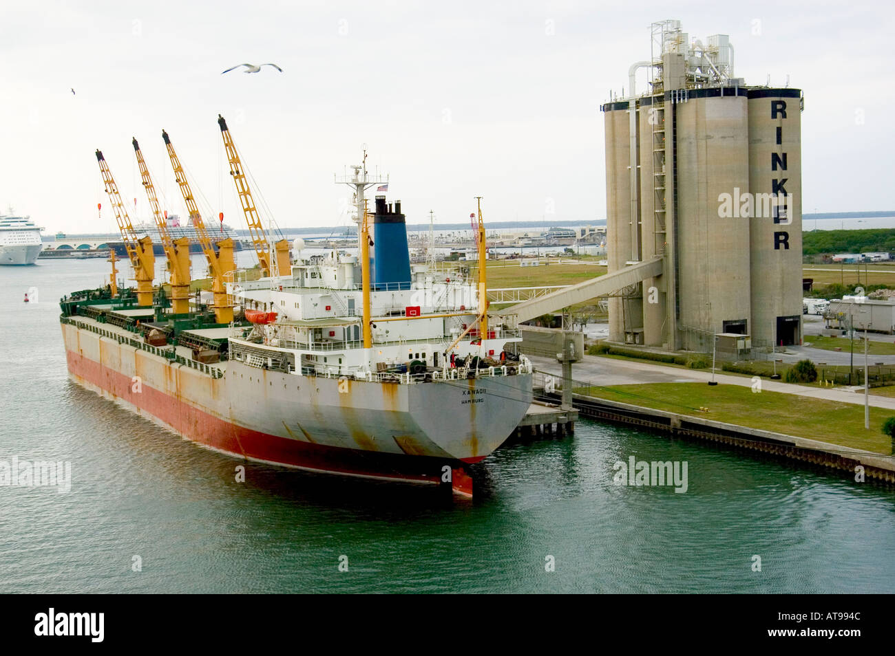 Offload Cargo Stock Photos & Offload Cargo Stock Images - Alamy