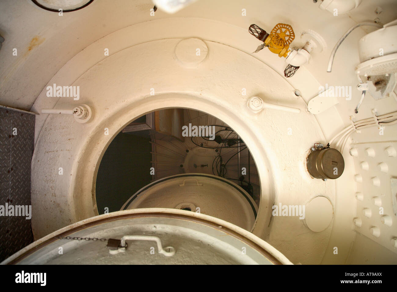 Recompression chamber hi-res stock photography and images - Alamy