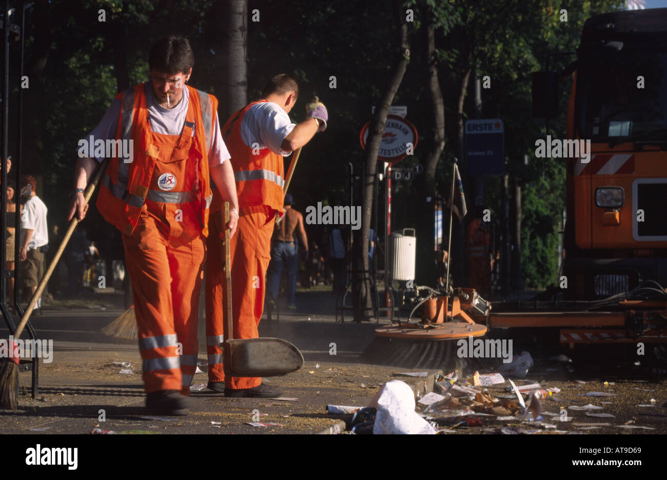 Garbagemen hi-res stock photography and images - Alamy