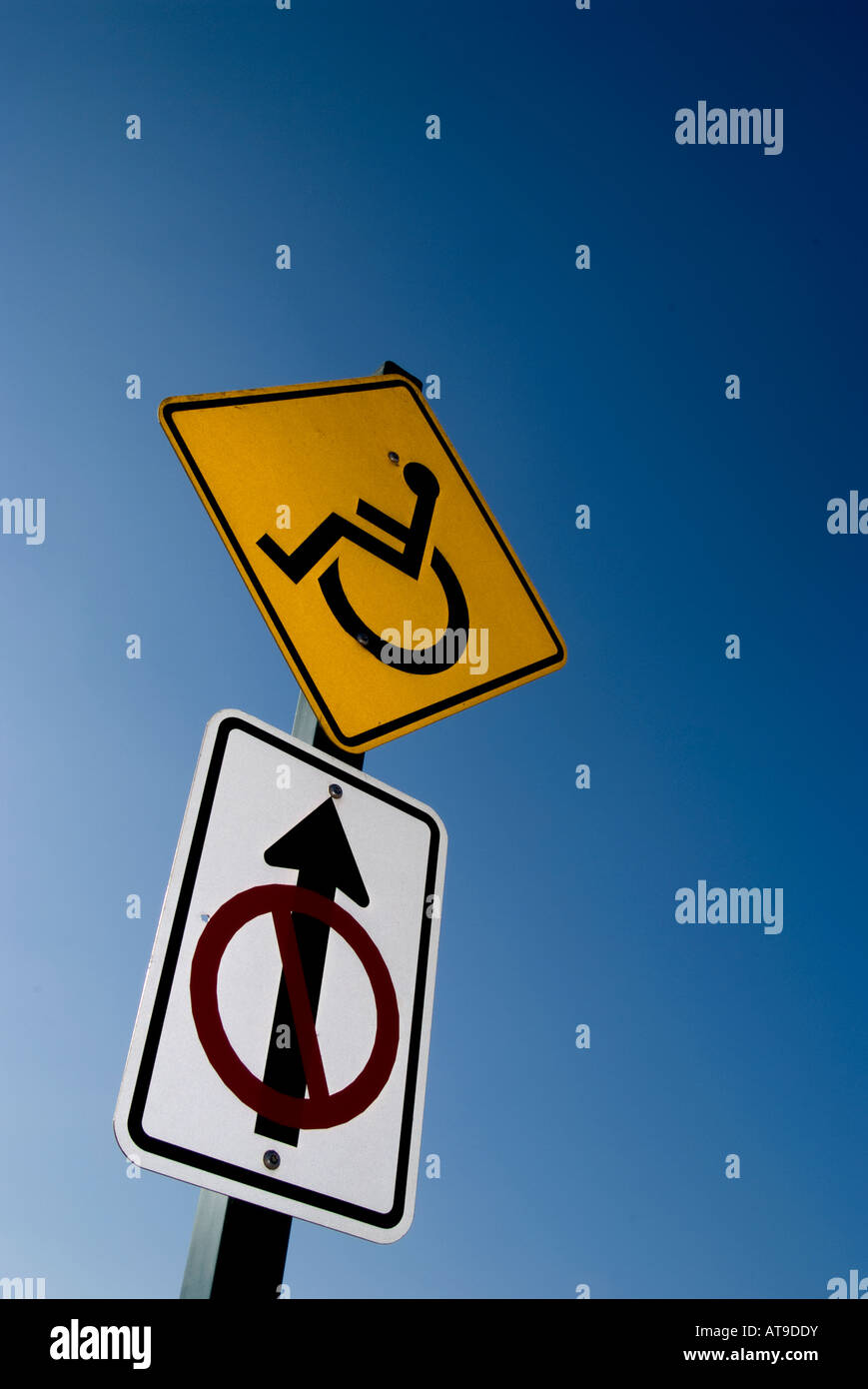 Wheelchair access sign hi-res stock photography and images - Alamy