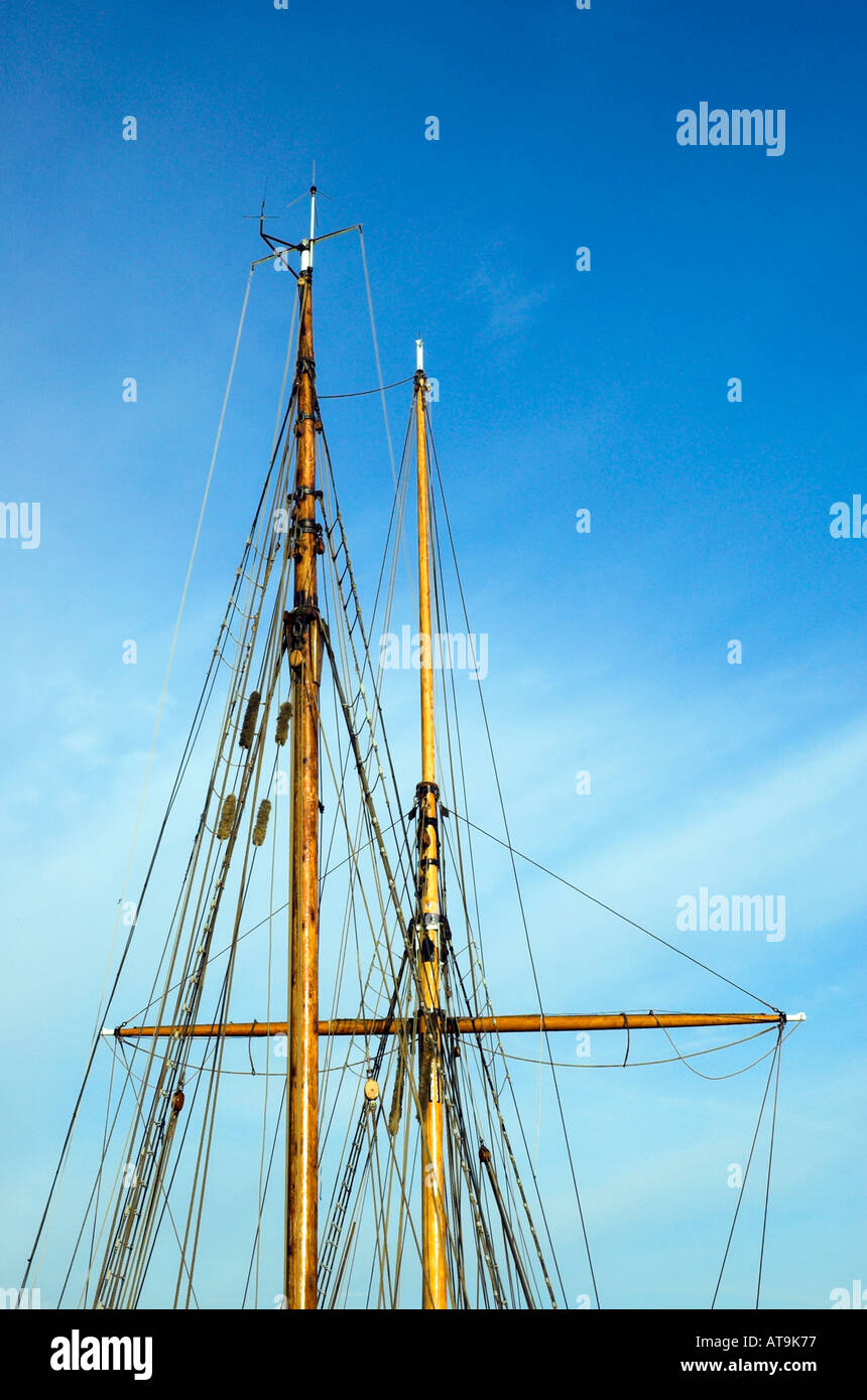 Classic ship mast and crossbeam Stock Photo - Alamy