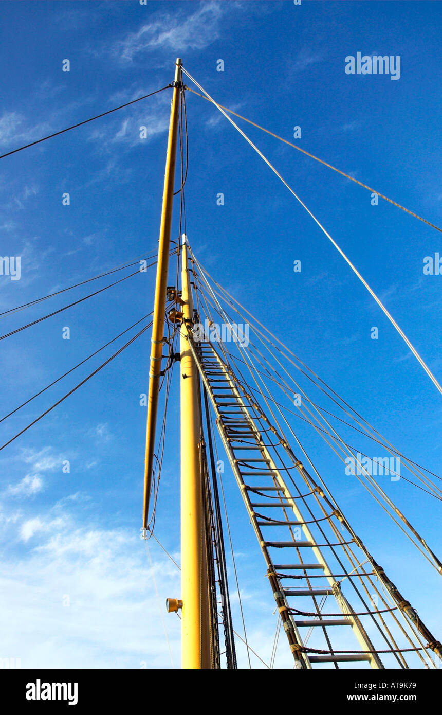 Classic ship mast and crossbeam Stock Photo - Alamy
