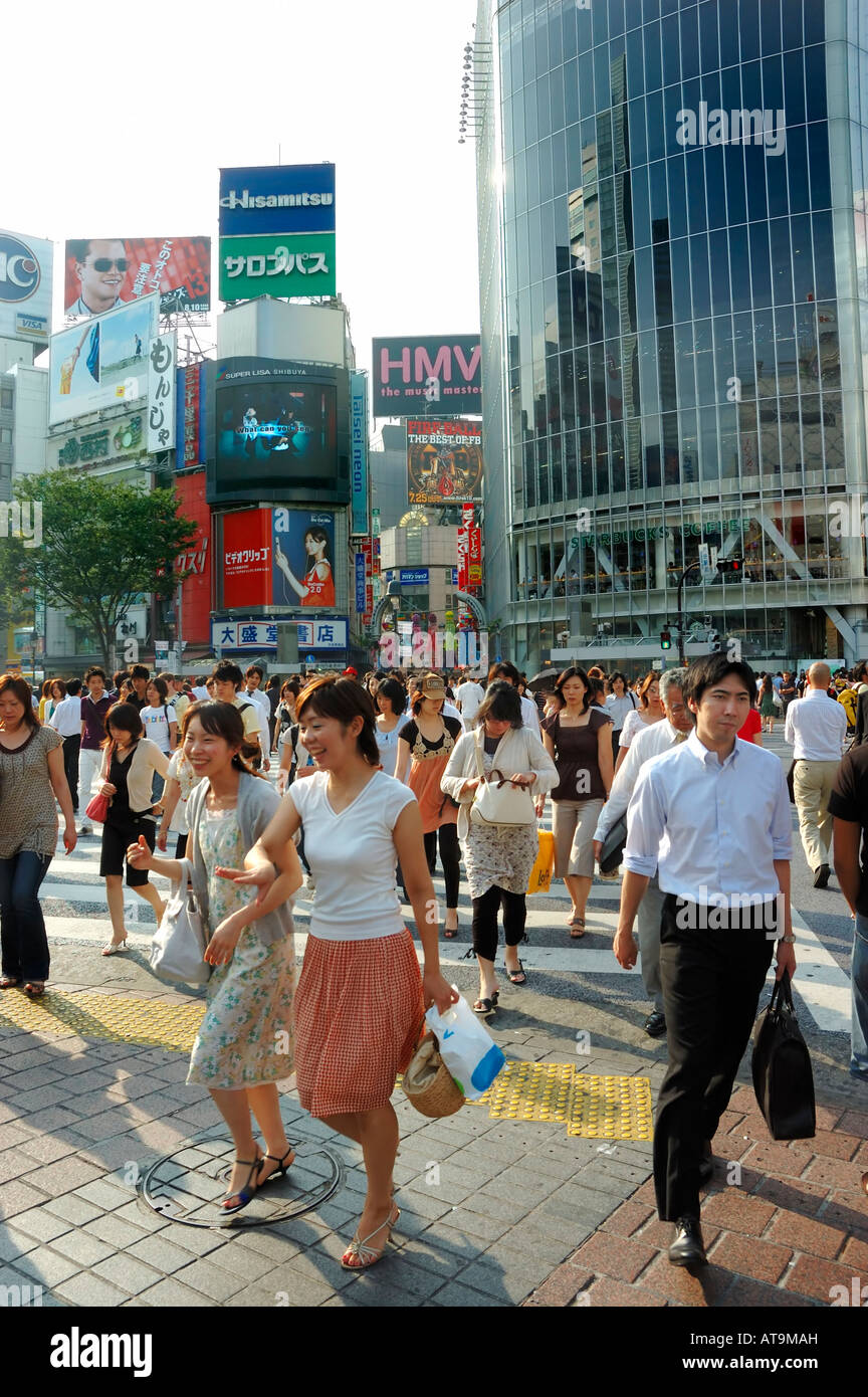 Tokyo Japan Japanese people crossing the intersection of Shibuya Stock ...