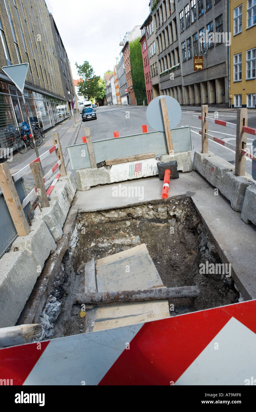 Road to the city hi-res stock photography and images - Alamy