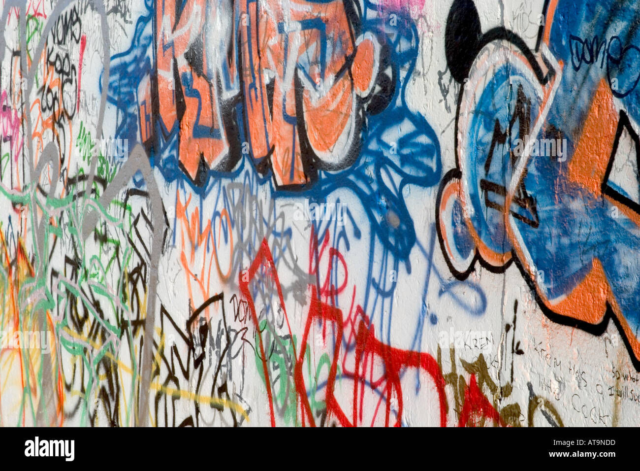 Thames path graffiti High Resolution Stock Photography and Images - Alamy