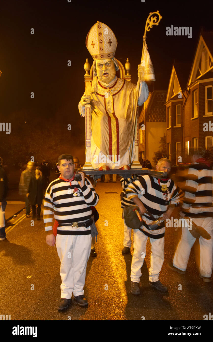 Guy fawkes statue hi-res stock photography and images - Alamy