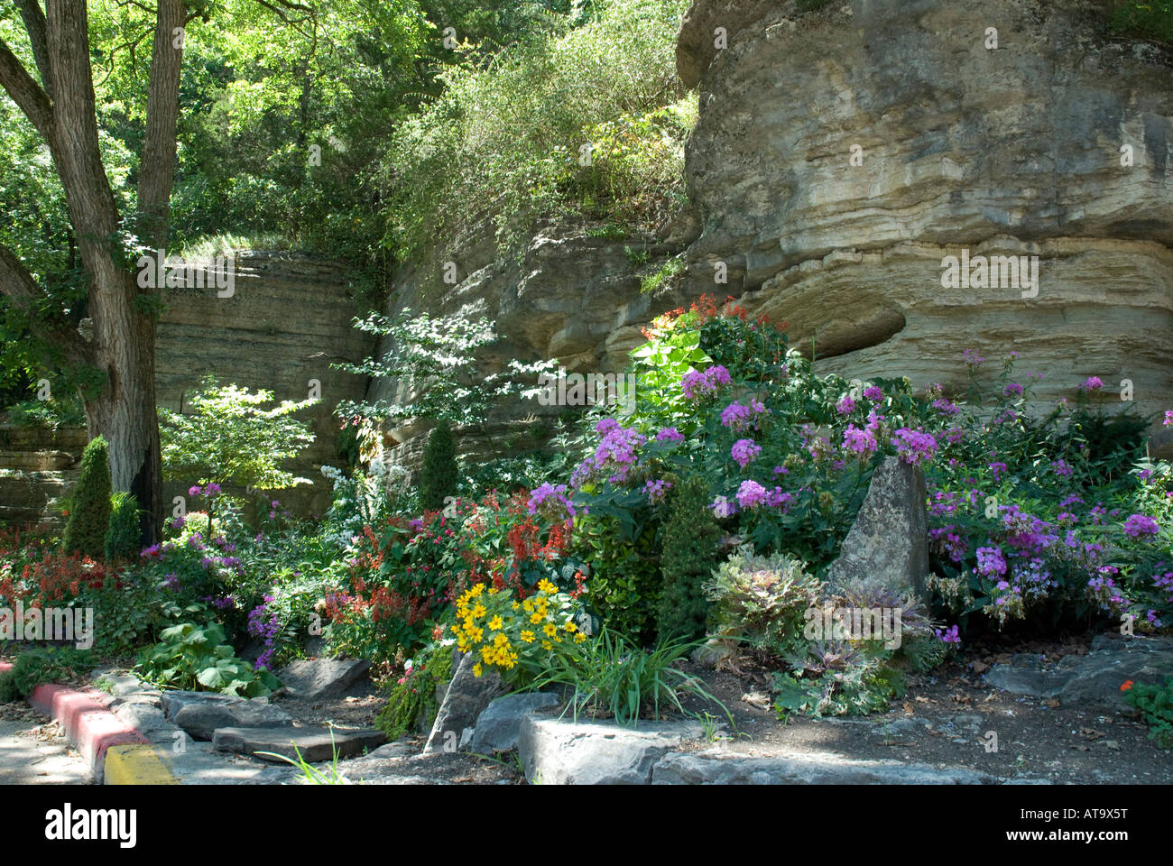 Spring street pocket park hi-res stock photography and images - Alamy