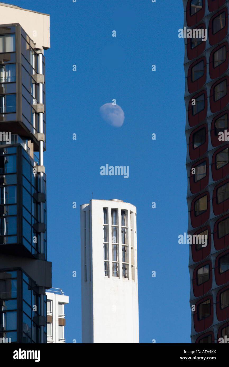 Crescent moon visible between hi-res stock photography and images - Alamy