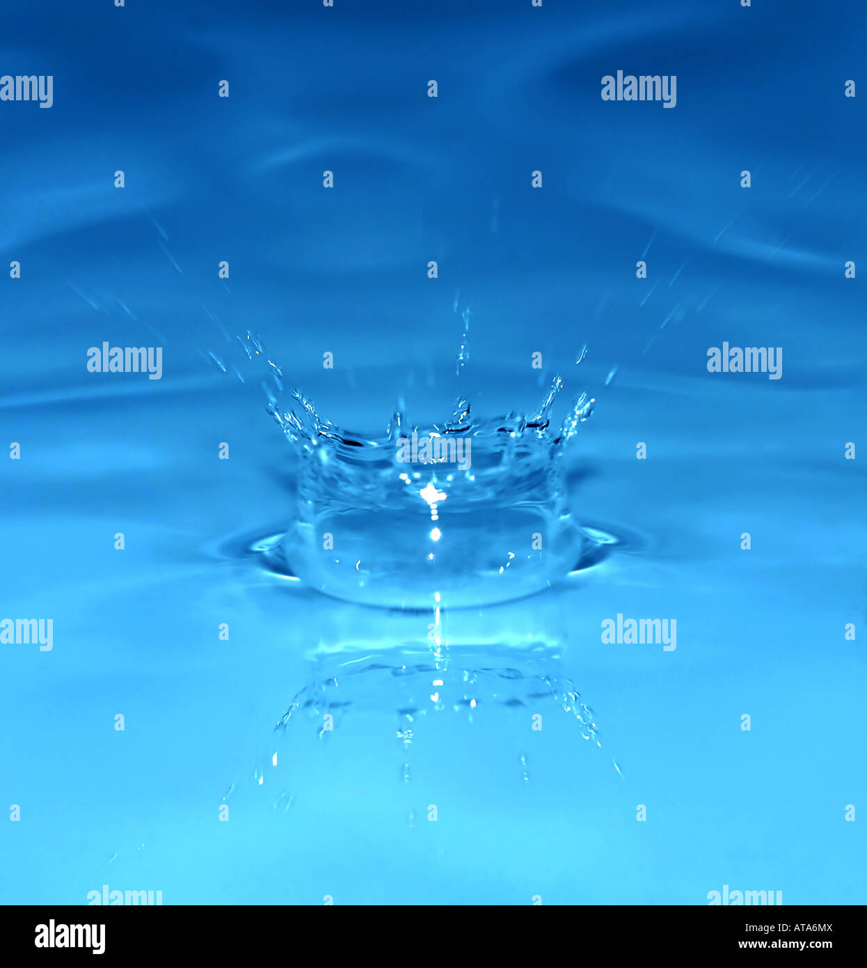 Water splash crown Stock Photo - Alamy