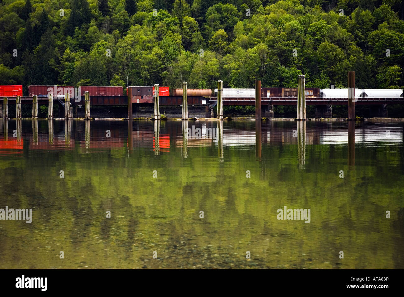 Train bridge over columbia river hi-res stock photography and images ...