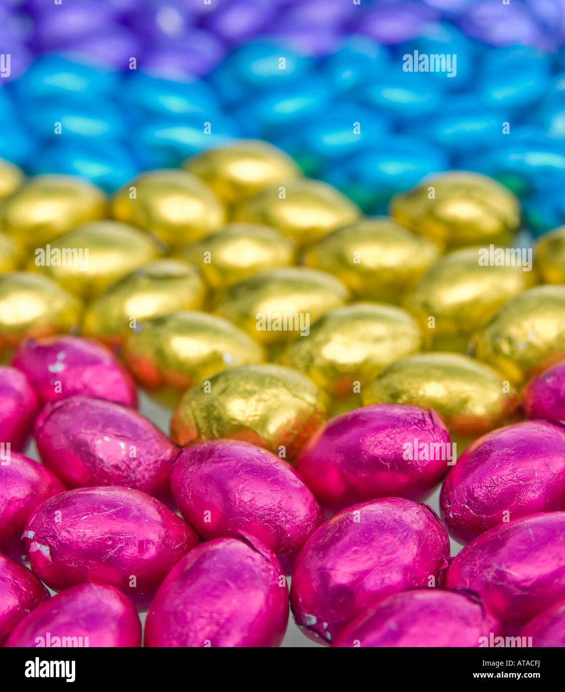 White chocolate easter egg hi-res stock photography and images - Alamy