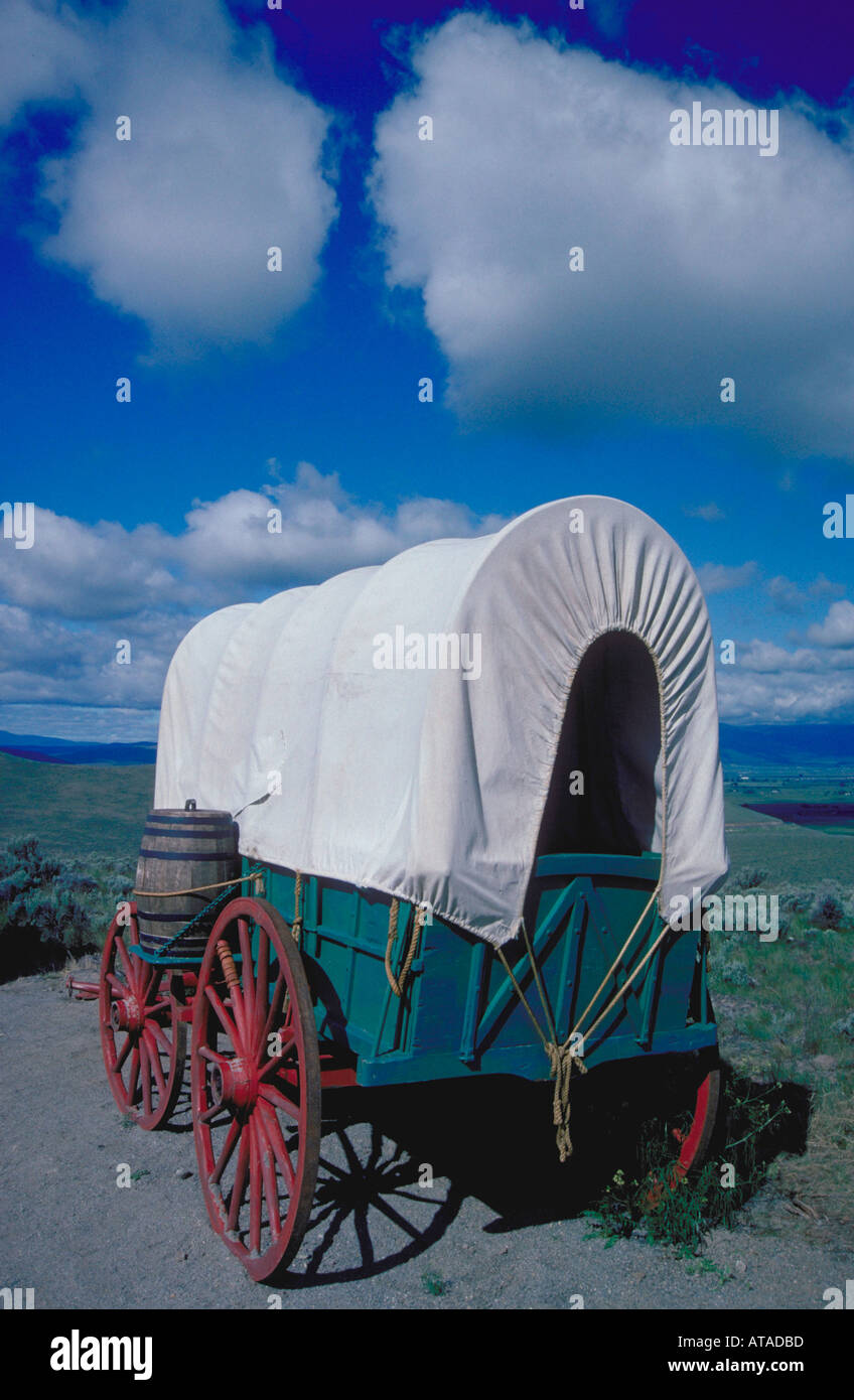 Oregon trail wagon blue sky hi-res stock photography and images - Alamy