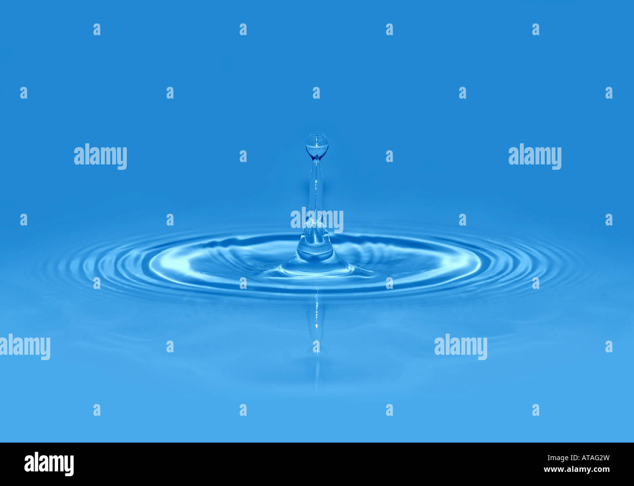 High speed flash water hi-res stock photography and images - Alamy