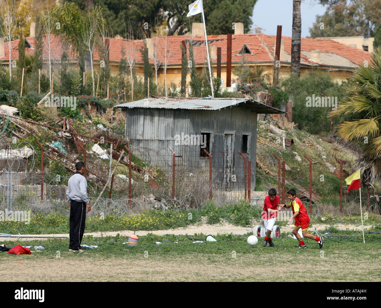 Teams play football on green hi-res stock photography and images - Alamy