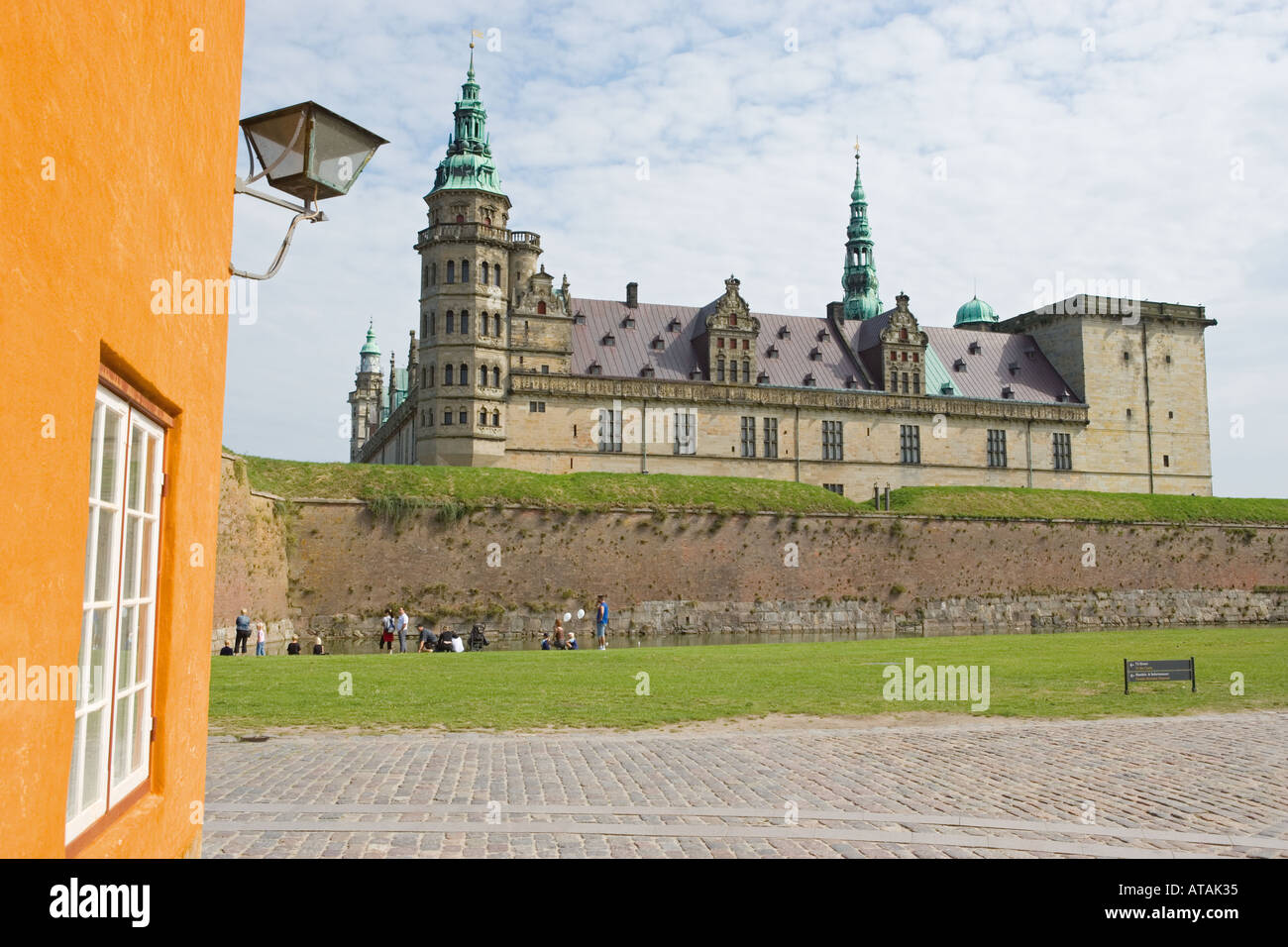 Hamlet castle illustration hi-res stock photography and images - Alamy
