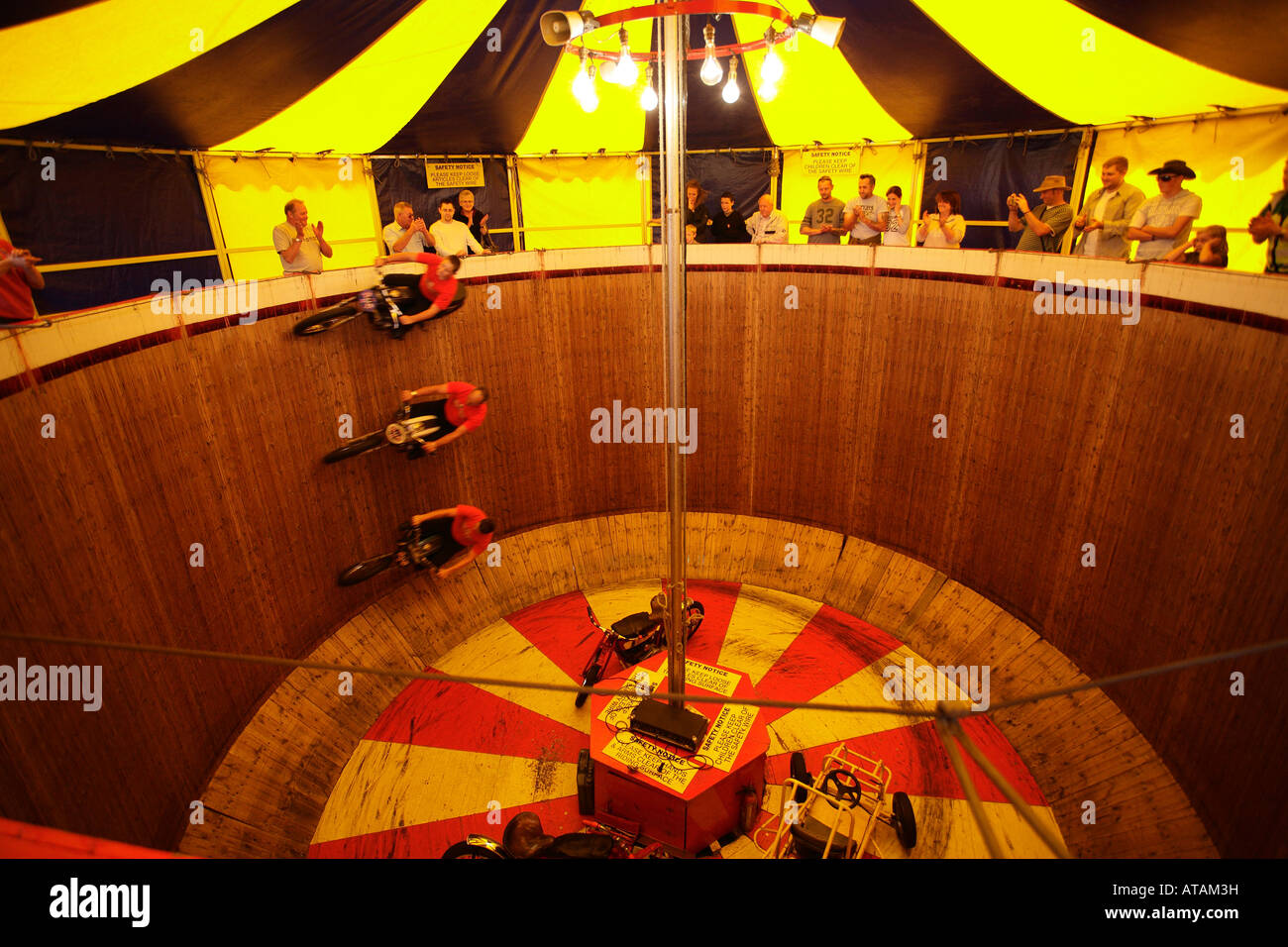 Wall of death ride hi-res stock photography and images - Alamy