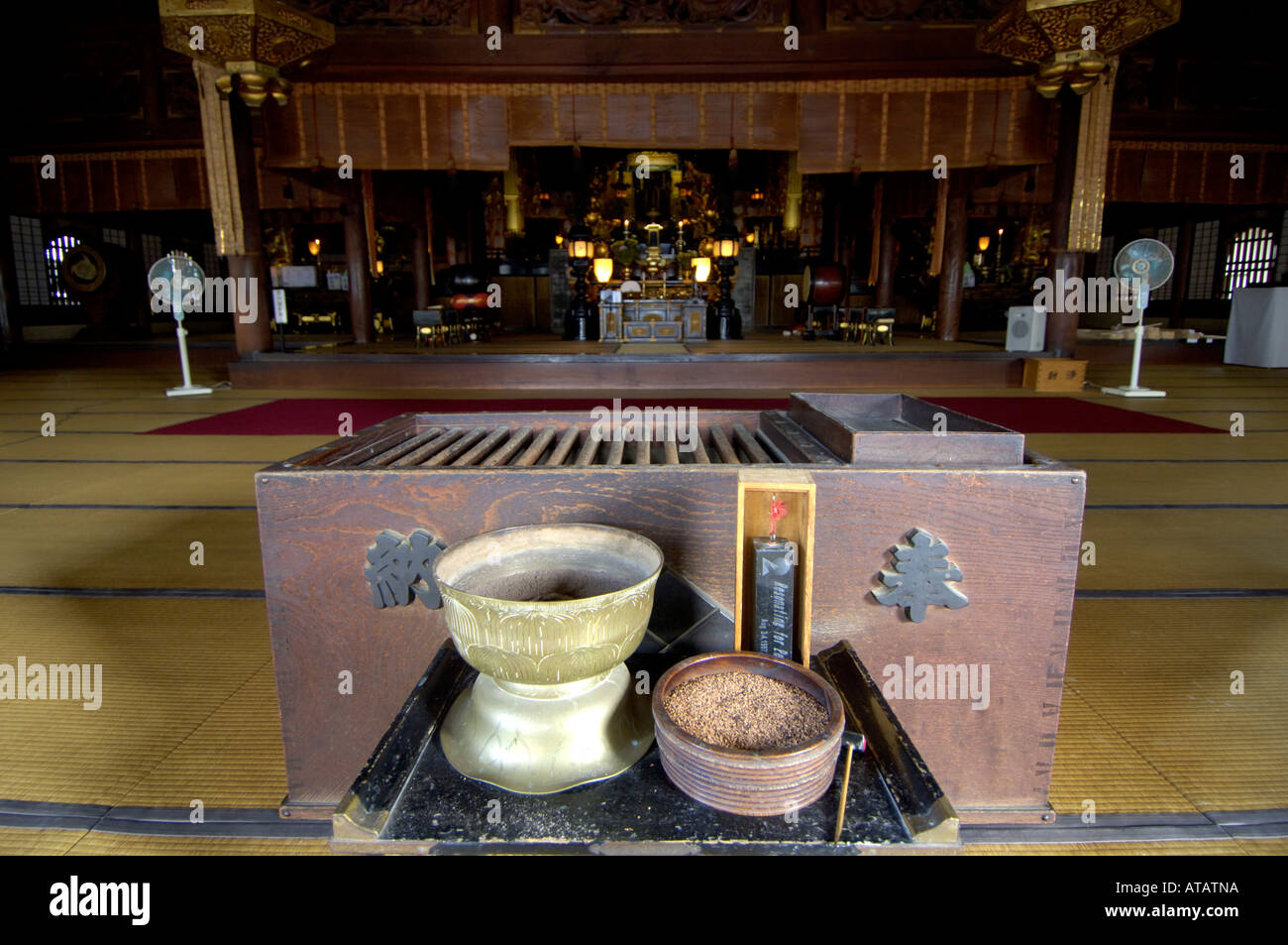 Worship at zenkoji hi-res stock photography and images - Alamy