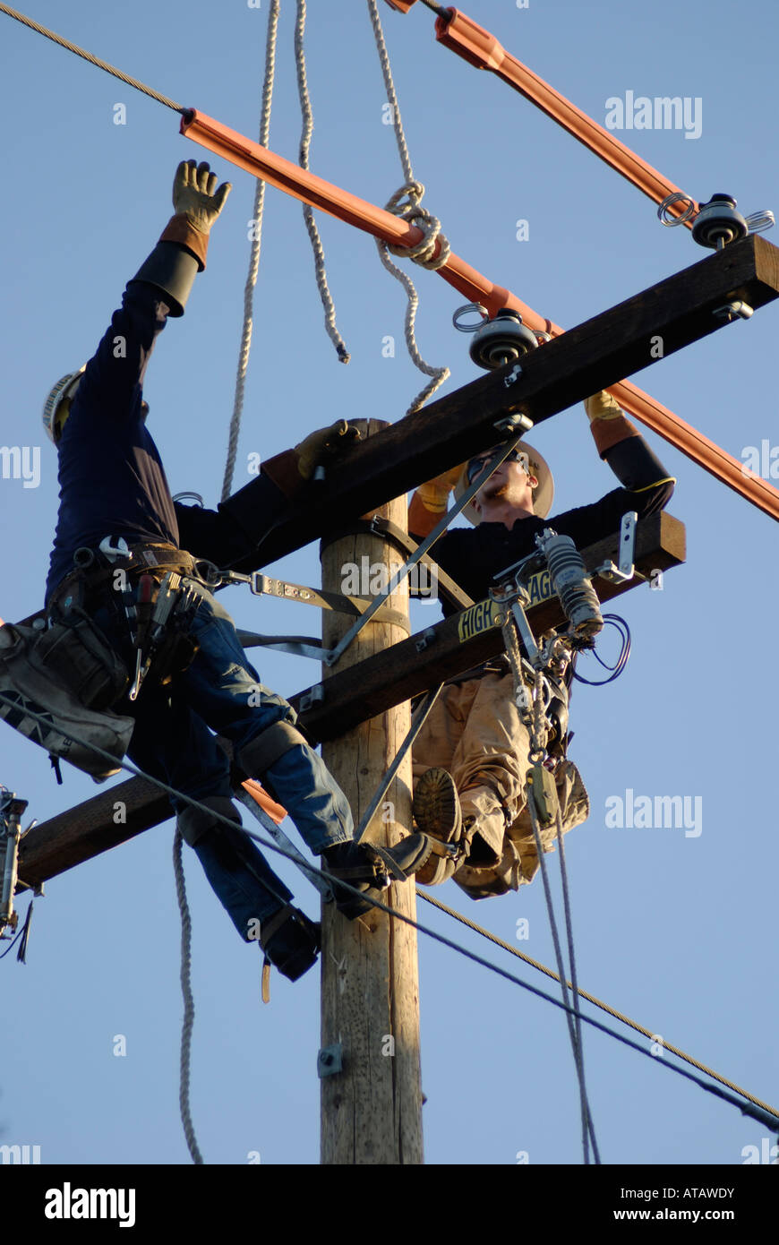 Installing electric hi-res stock photography and images - Alamy