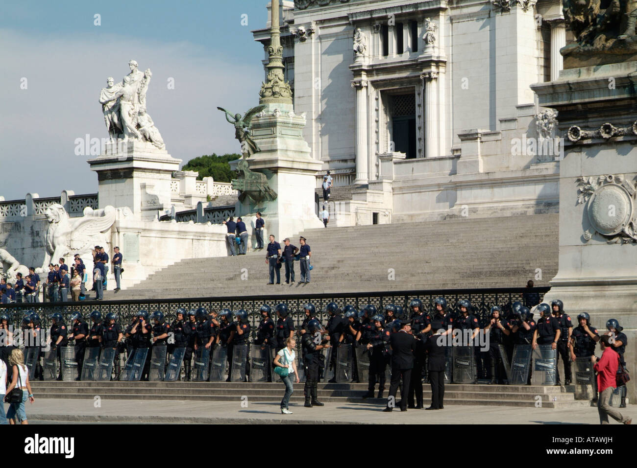 Italian police preparing for an anti globalisation protest in Rome (9 ...