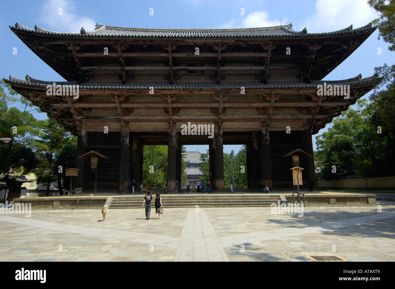 Nandai mon gate the entrance to the UNESCO world heritage site of Todai ...