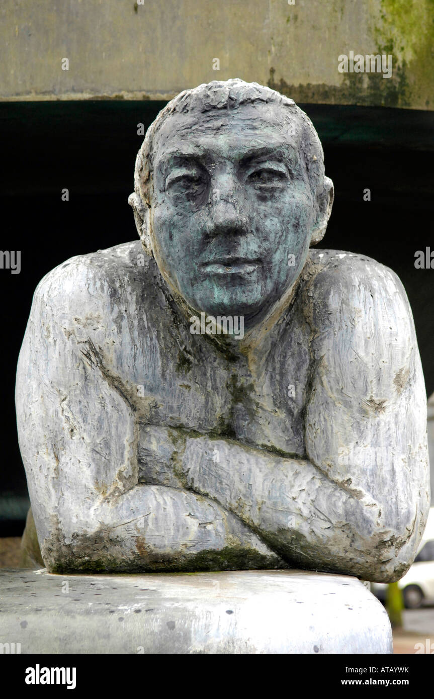 Male statue leaning hi-res stock photography and images - Alamy