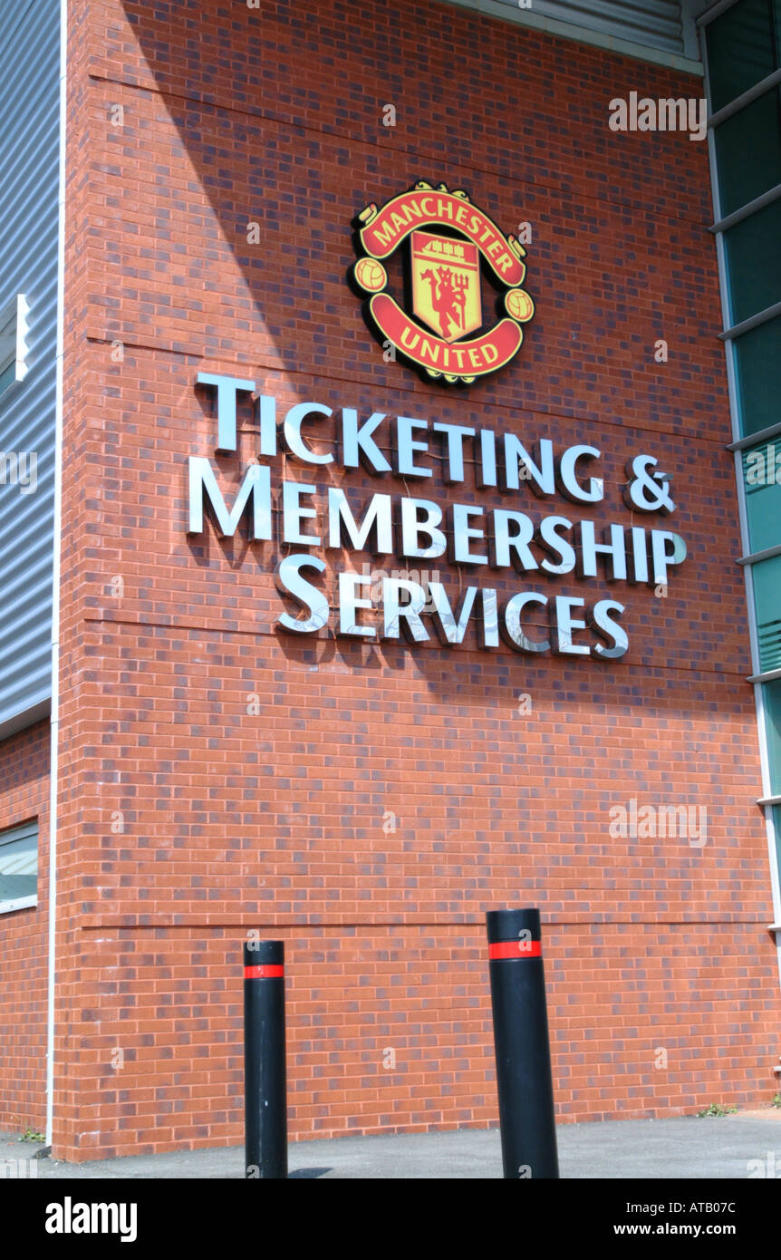 Manchester united badge hi-res stock photography and images - Alamy