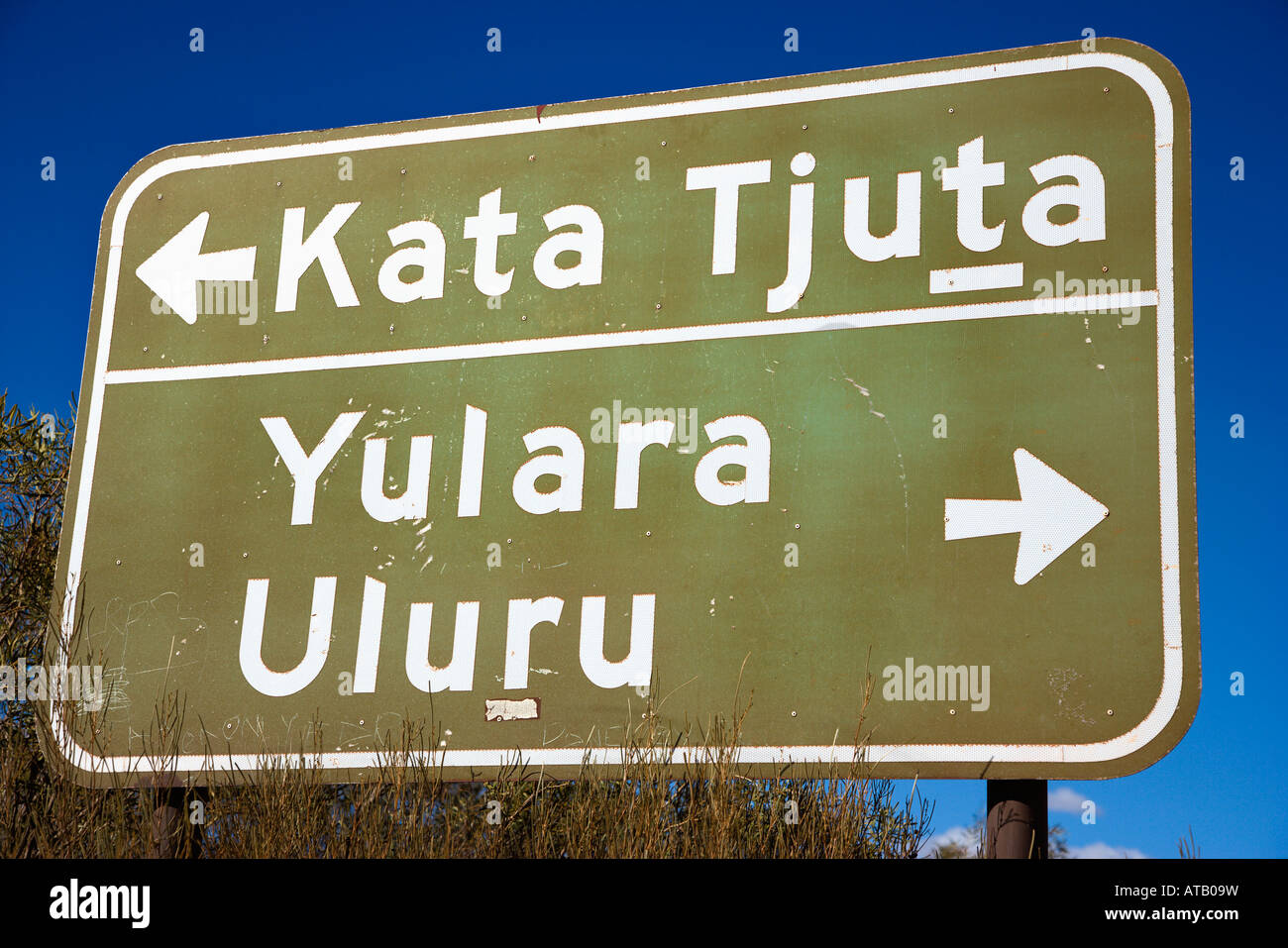 Road sign with direction to Kata Tjuta and Yulara Uluru in Uluru Kata ...