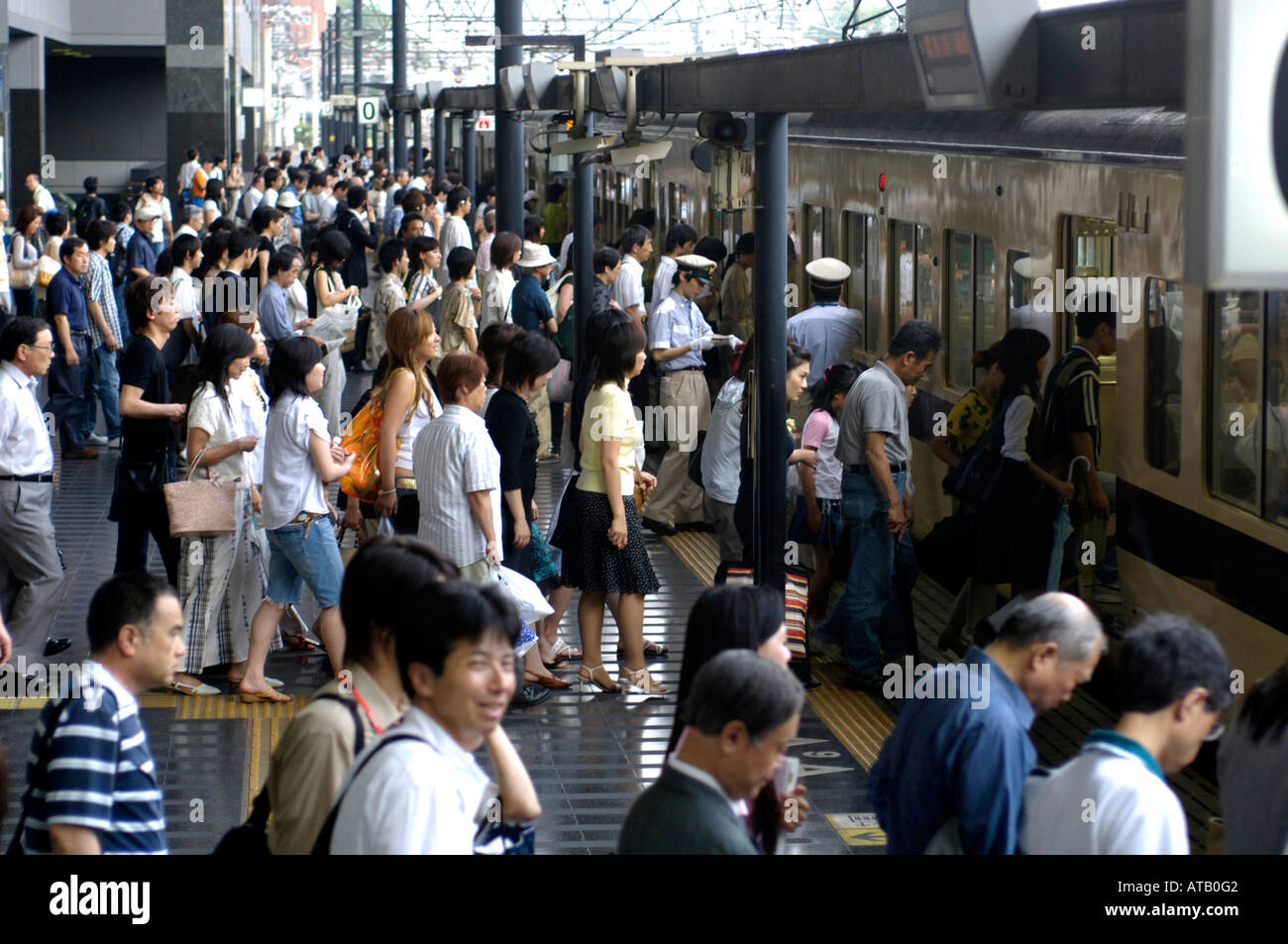 Japanese train queue hi-res stock photography and images - Alamy