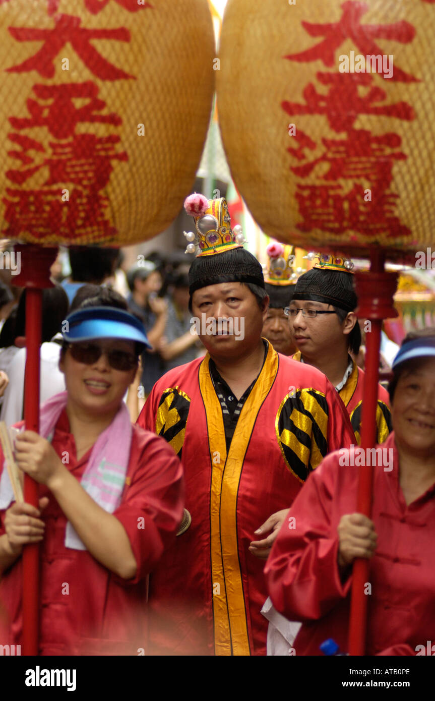 Parade through the streets of Cheung Chau Island at the 2006 Bun ...