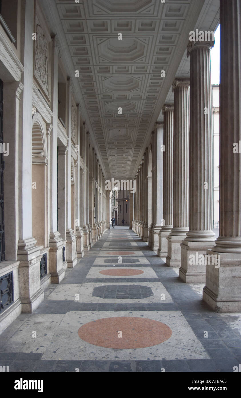 A colonade at the far end of the Piazza Colonna, Rome Stock Photo - Alamy