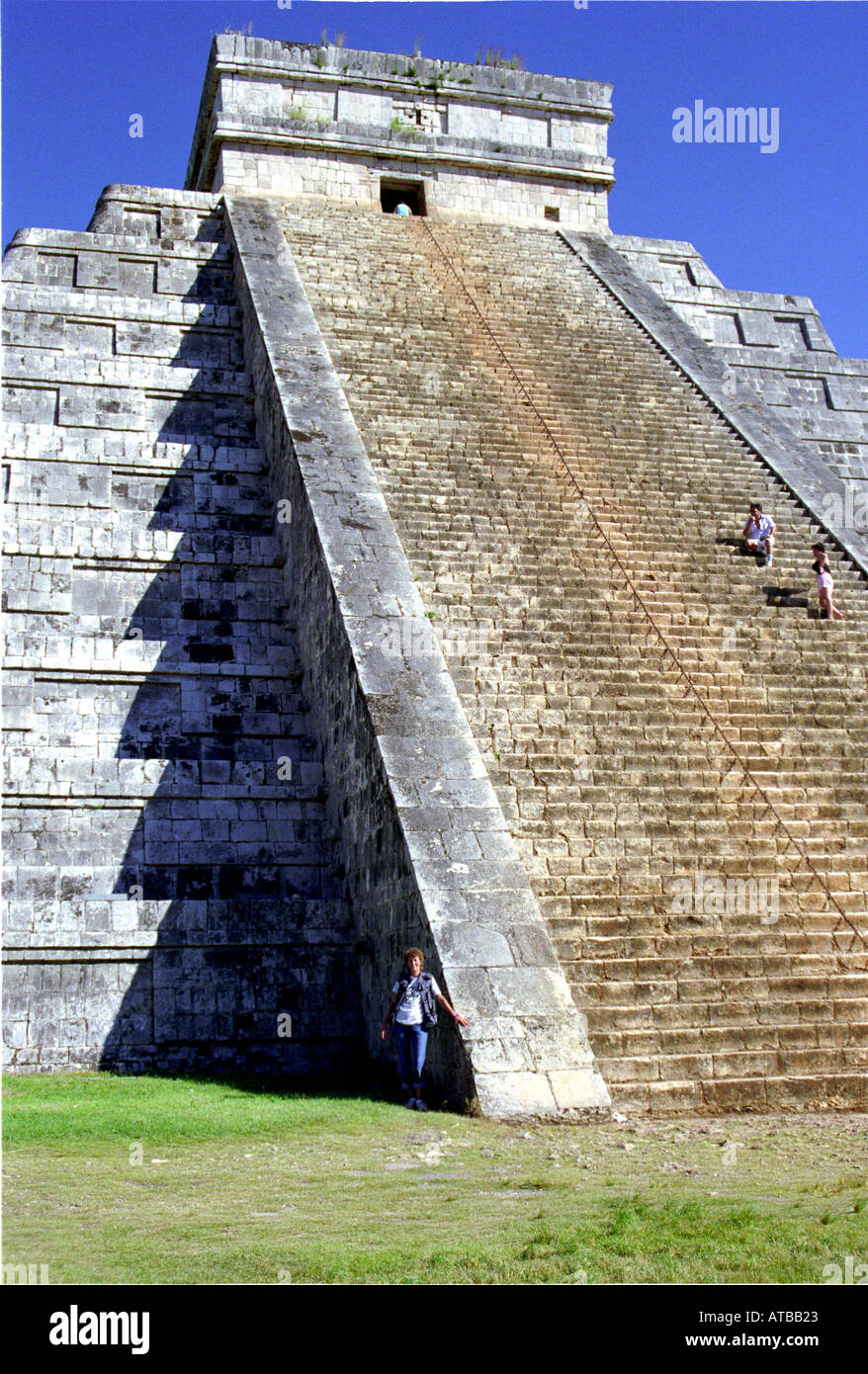 Tourists on the steps of El Castillo at Chichen Itza Mexico Stock Photo ...