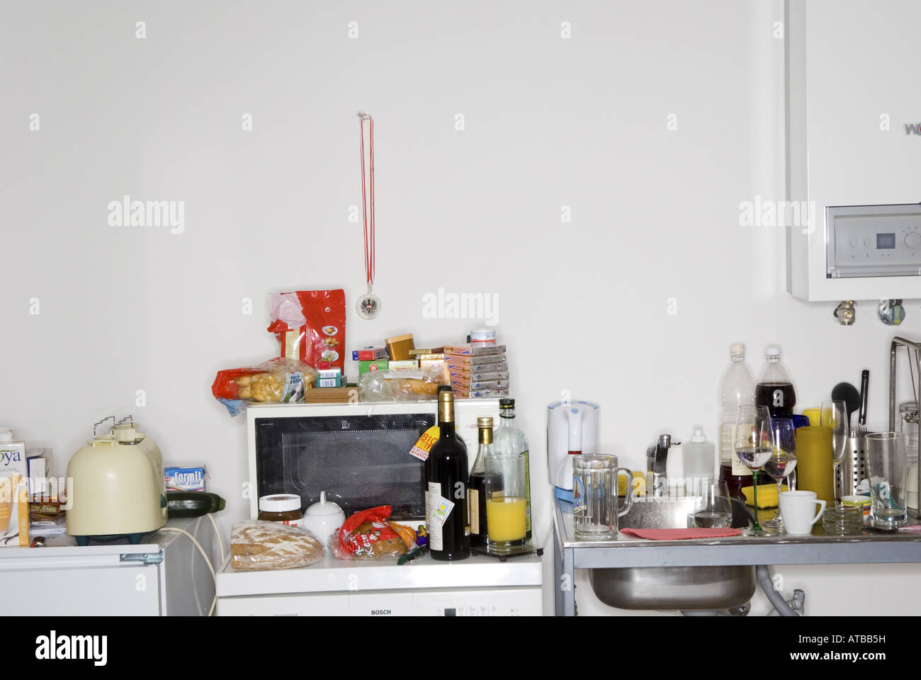 Messy kitchens hi-res stock photography and images - Alamy